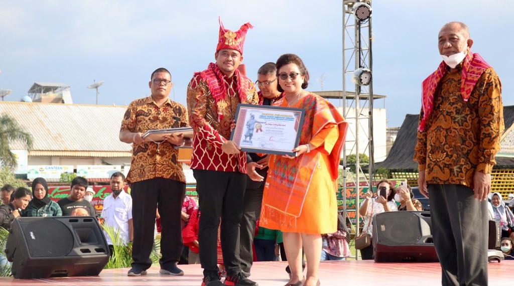 Bobby Nasution Beri Penghargaan Guru Patimpus Sembiring kepada Tokoh ...